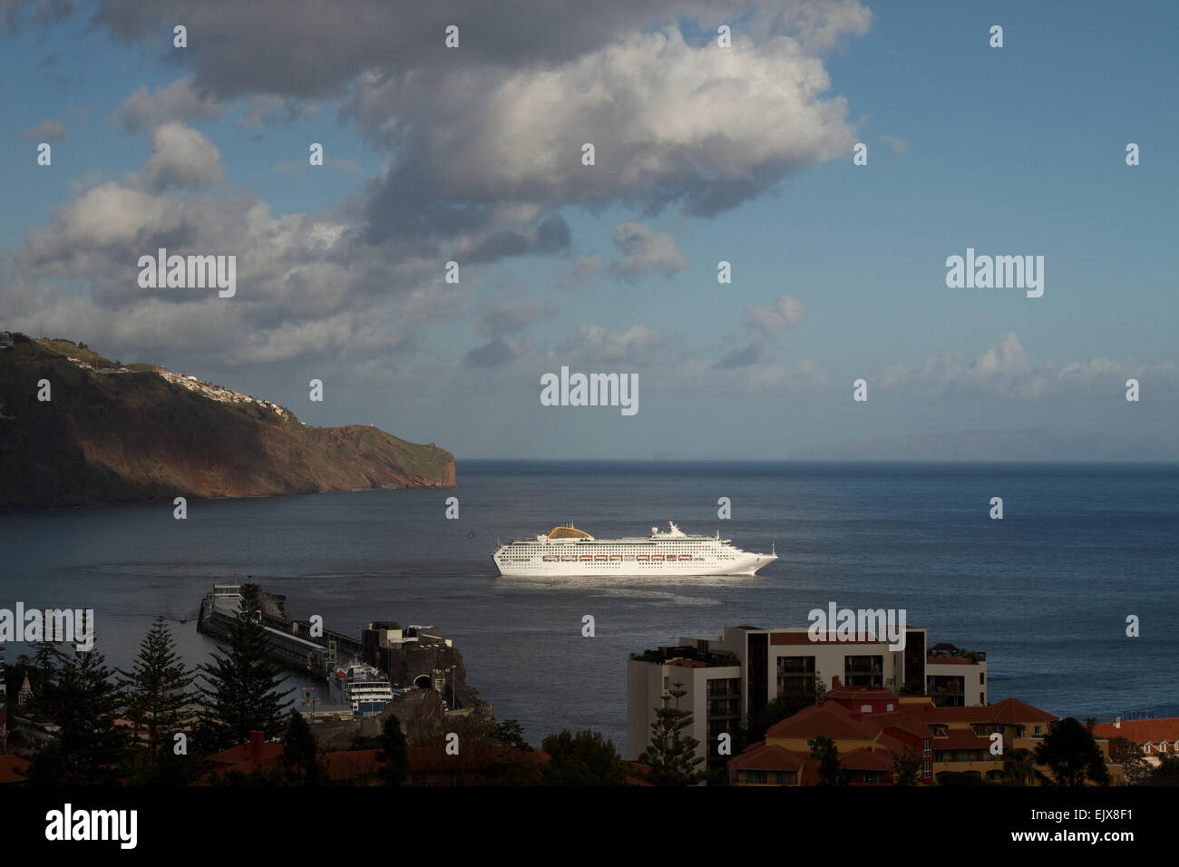Ship setting hi-res stock photography and images - Alamy