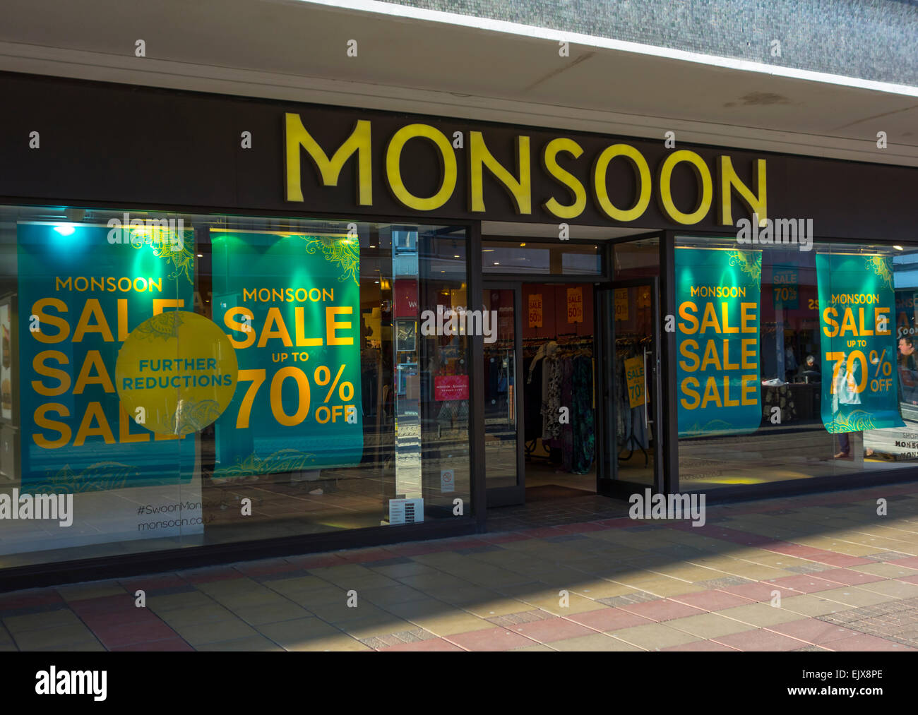 Retail shop display women hi-res stock photography and images - Alamy