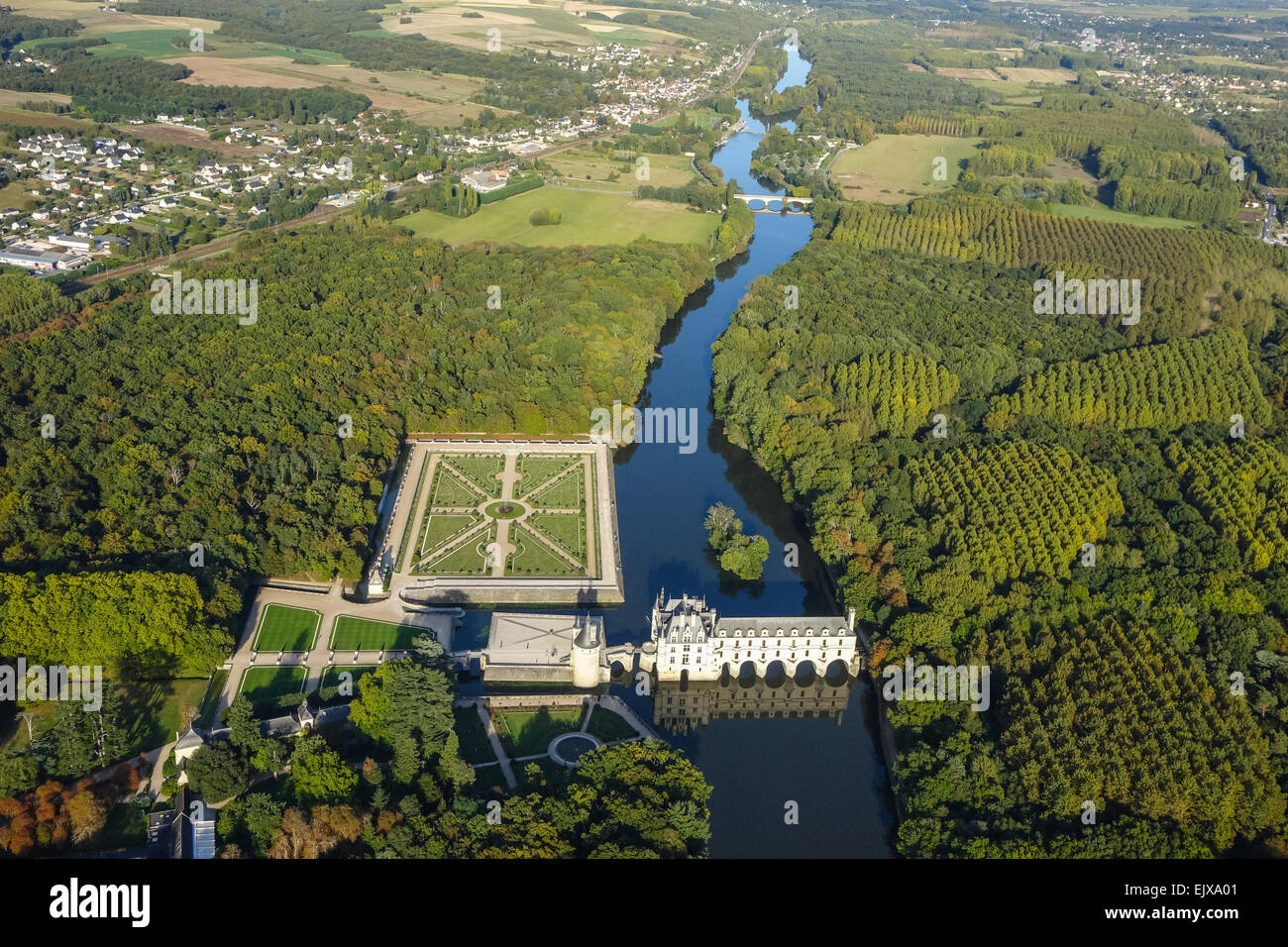 Countryside view chateau palace hi-res stock photography and images - Alamy