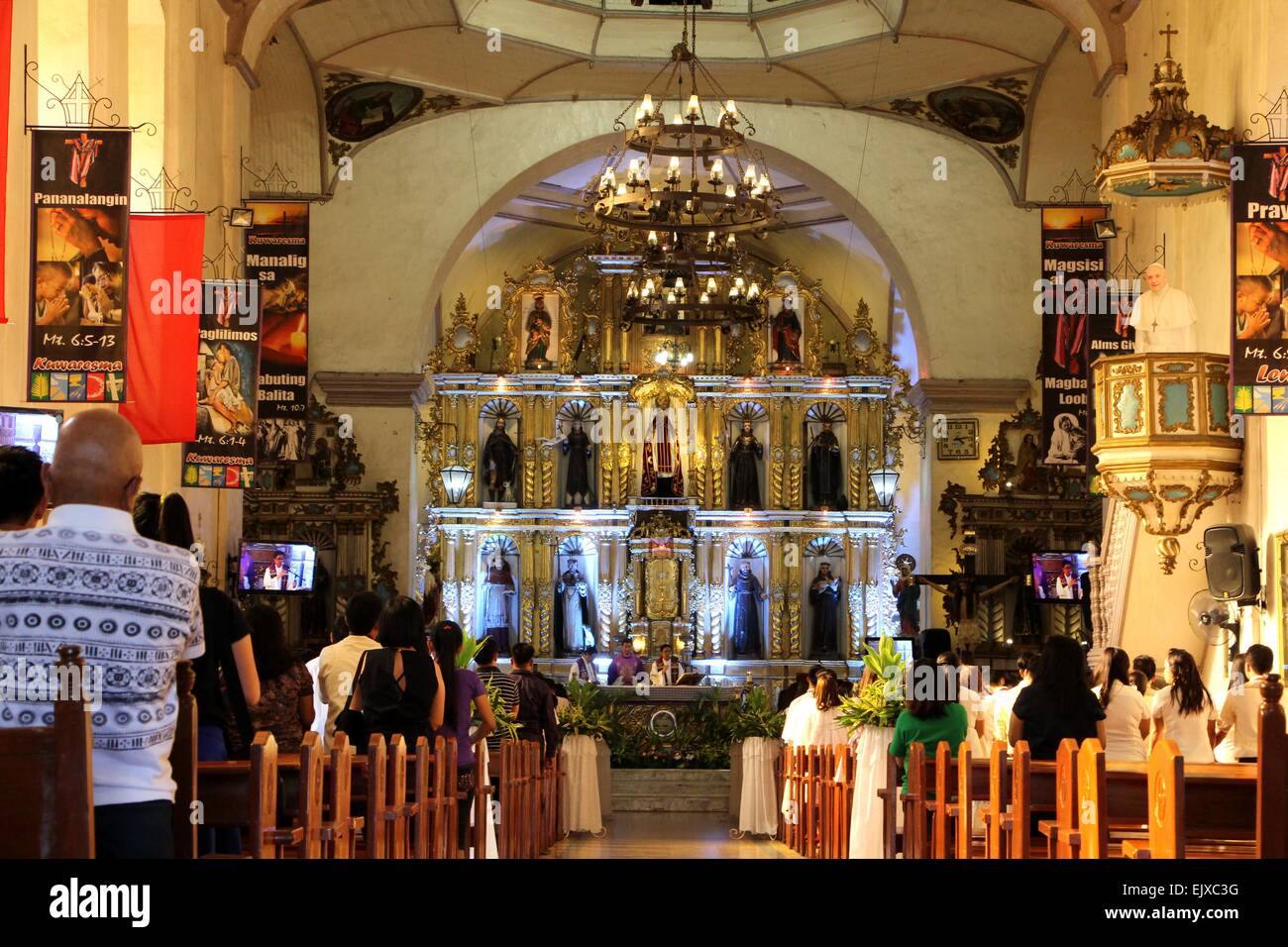 Manila, Philippines. 30th Mar, 2015. The altar of San Ildefonso De ...