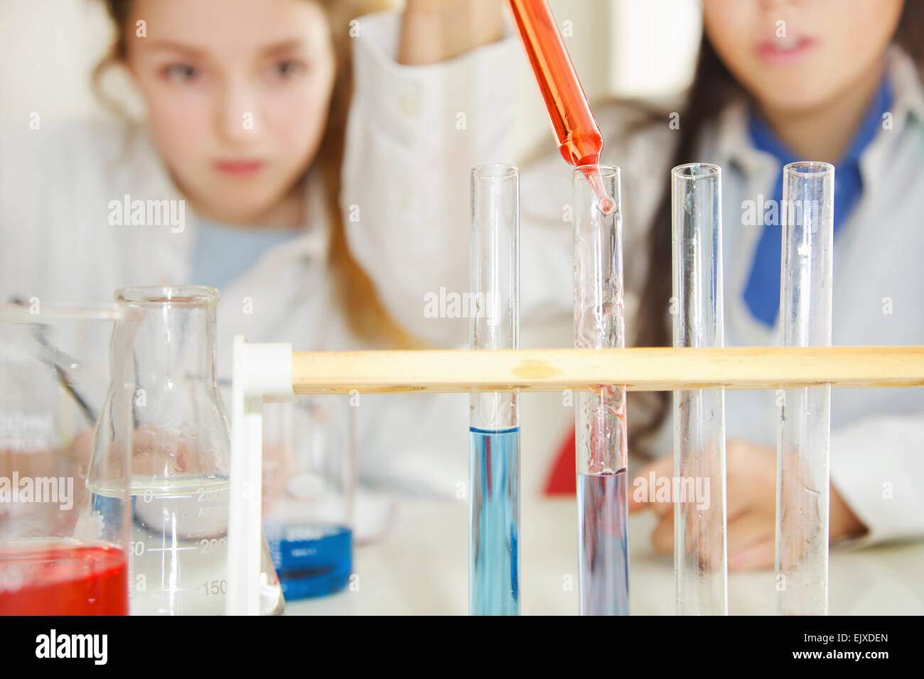 Student inside chemistry lab hi-res stock photography and images - Alamy