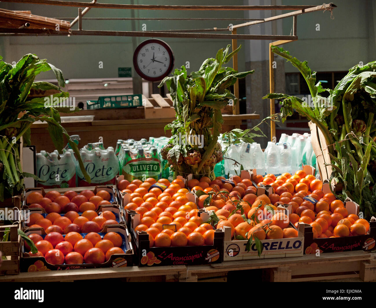 A stall selling oranges in a covered market in Rome Stock Photo - Alamy