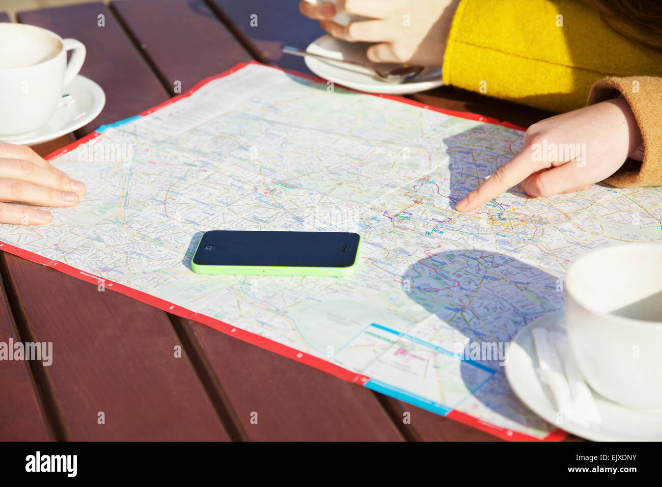 Teenage tourist map city hi-res stock photography and images - Alamy