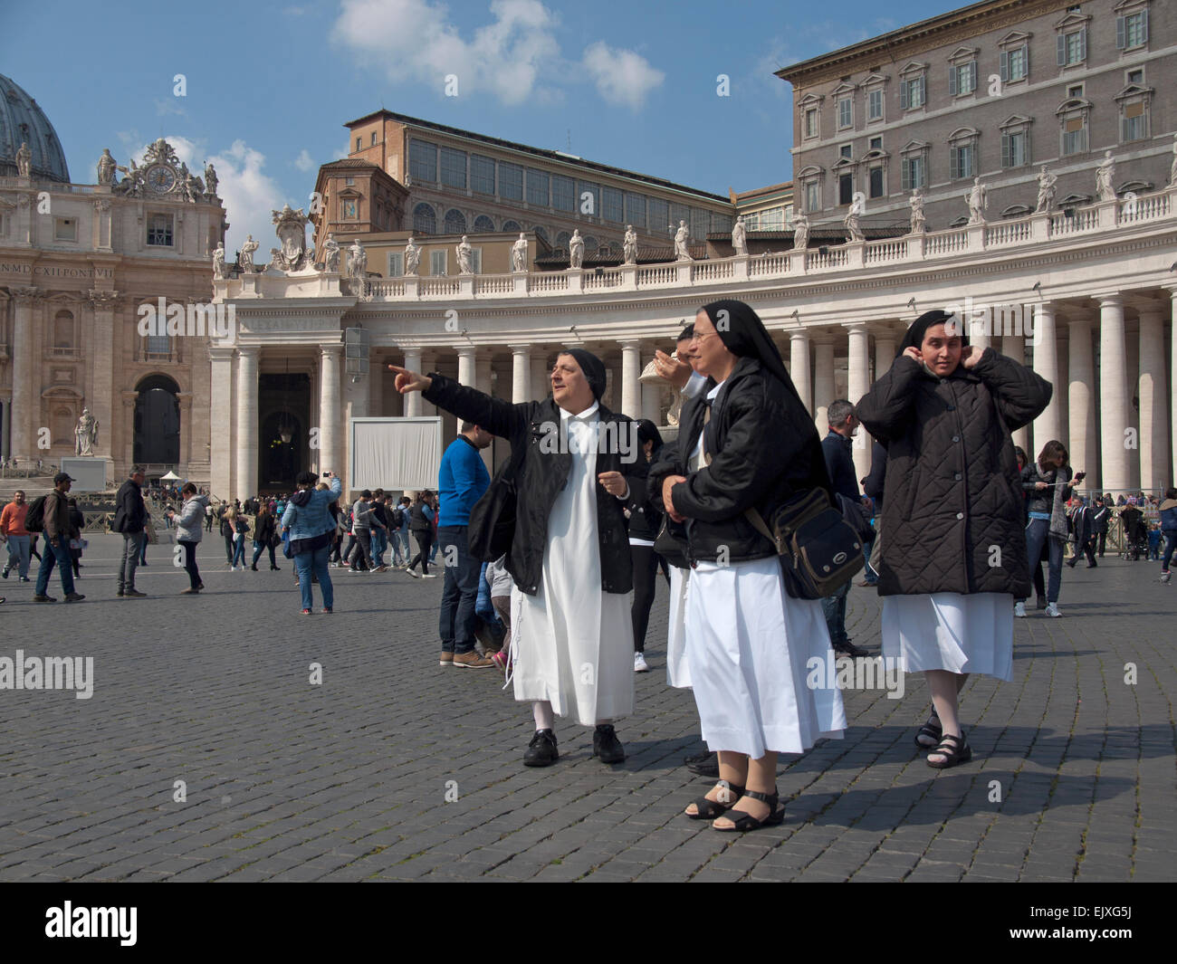 Nuns in St.Peter's Square in Rome Stock Photo - Alamy