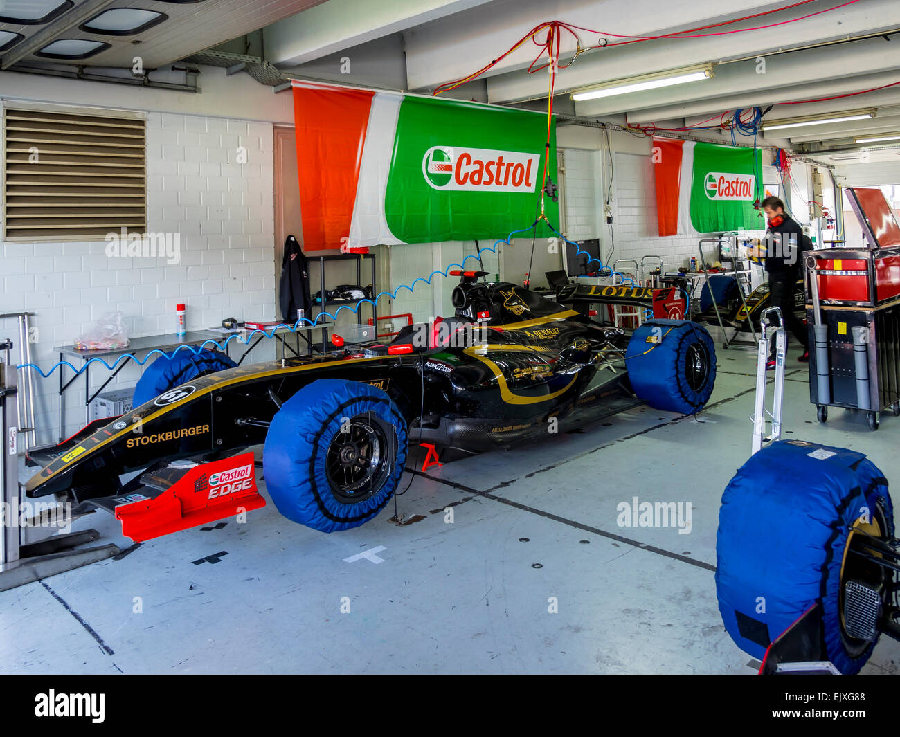 Car motor racing garage hi-res stock photography and images - Alamy