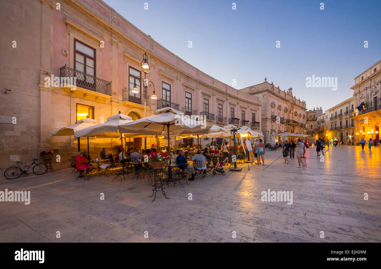 Italy, Sicily, Syracuse, cafes on cathedral square Stock Photo - Alamy