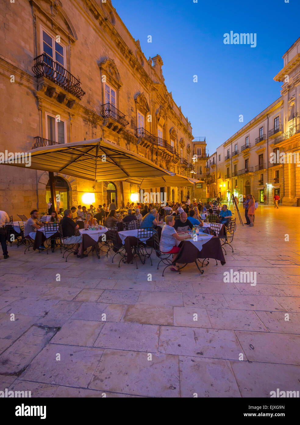 Italy, Sicily, Syracuse, cafes on cathedral square Stock Photo - Alamy