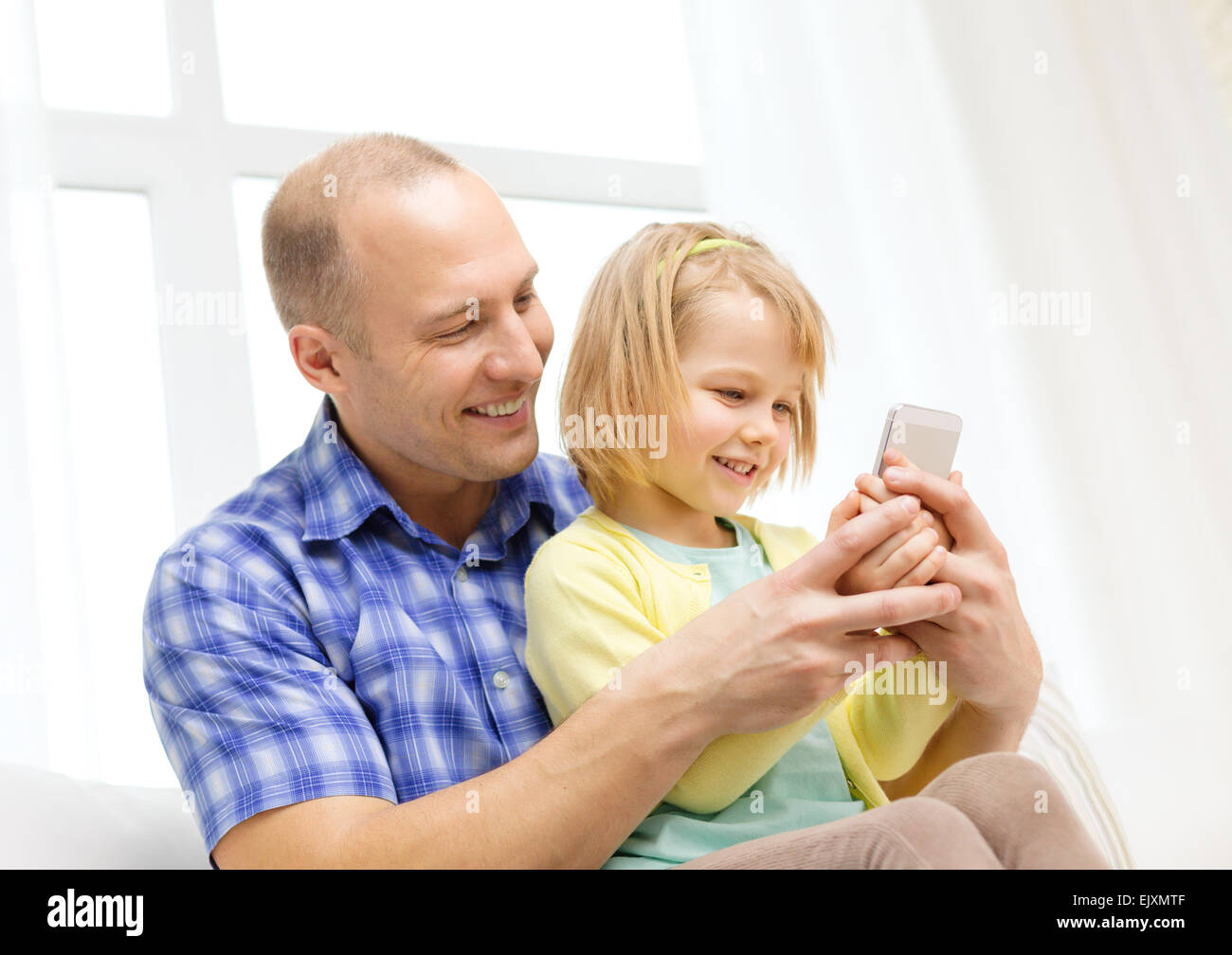 happy father and daughter with smartphone Stock Photo - Alamy