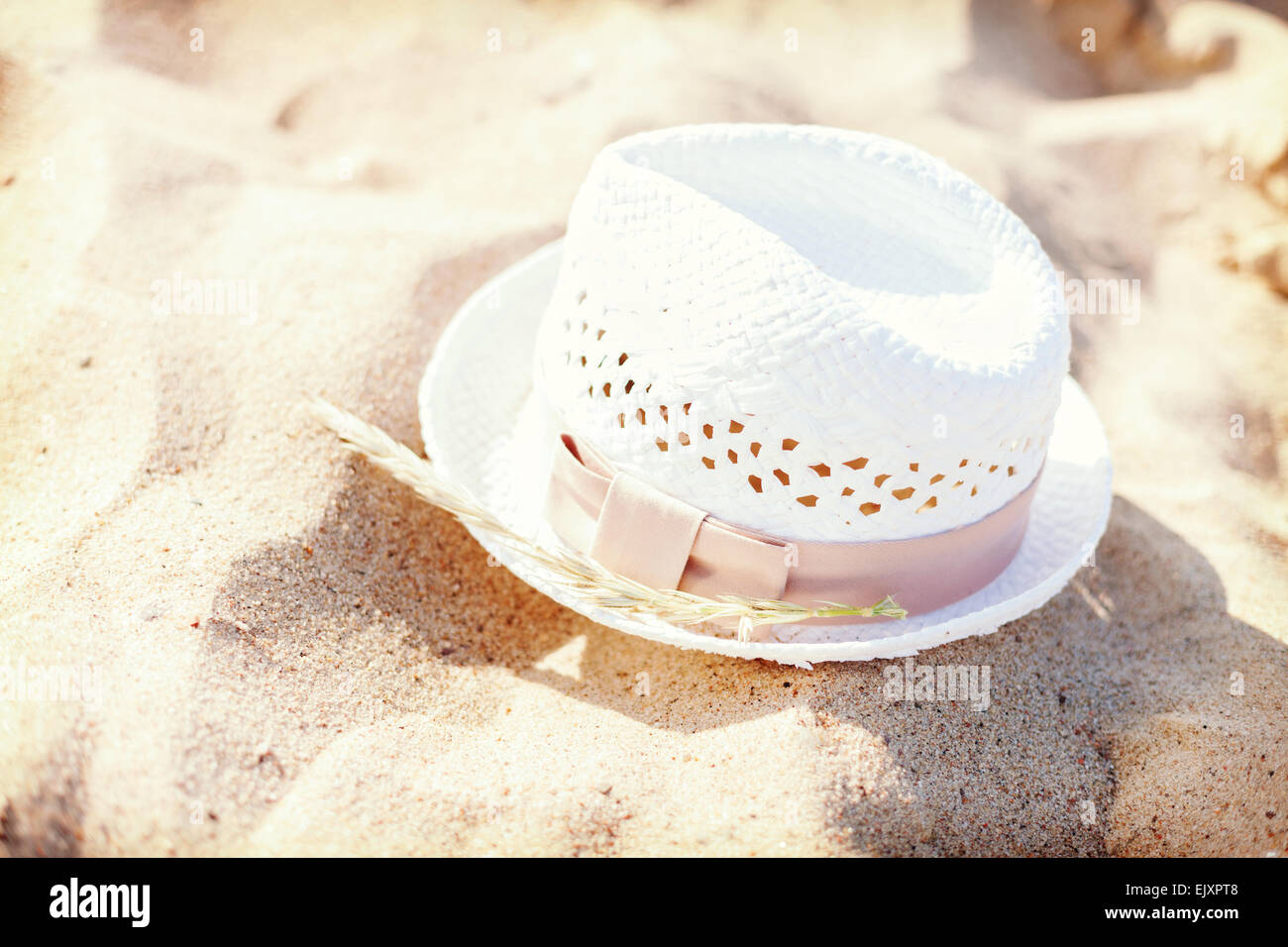 white straw hat lying in the sand on the beach Stock Photo - Alamy