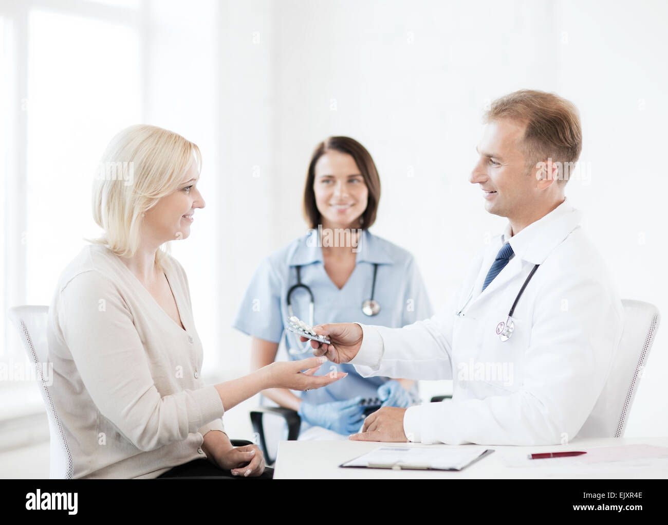 doctor giving tablets to patient in hospital Stock Photo - Alamy