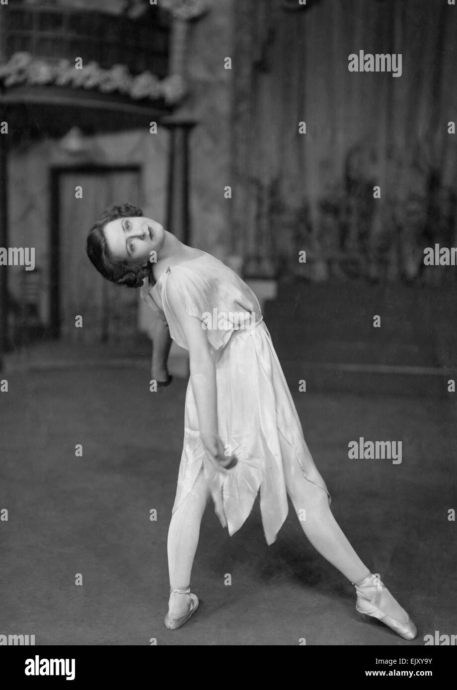 Ballet girl 1920s hi-res stock photography and images - Alamy