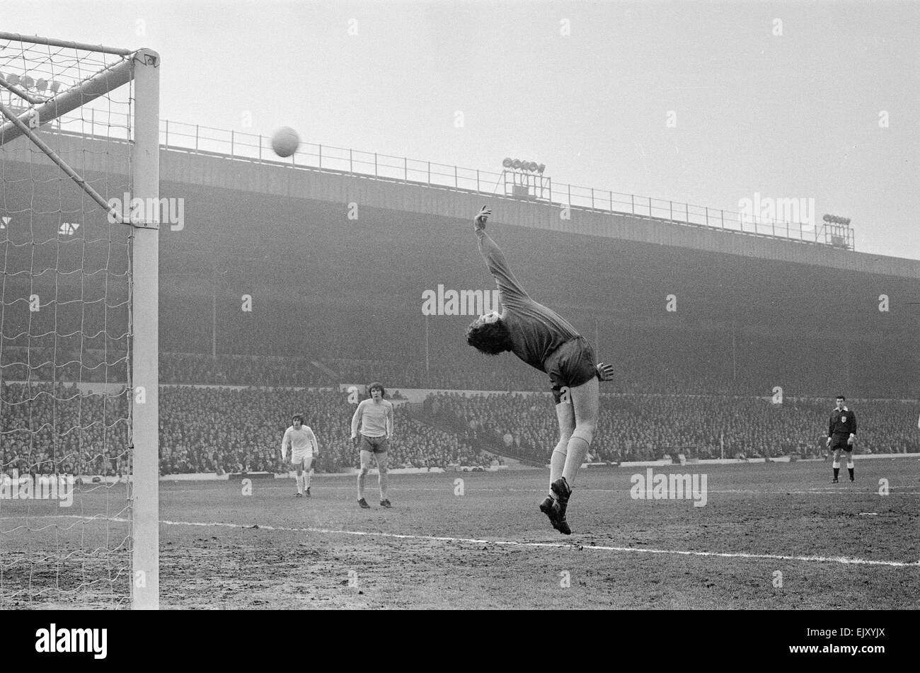 Goalkeeper pat jennings hi-res stock photography and images - Alamy