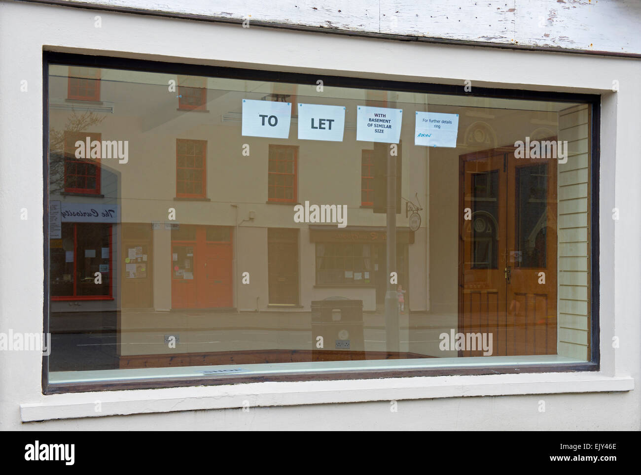 Shop window with To Let sign, Machynlleth, Powys, North Wales UK Stock ...