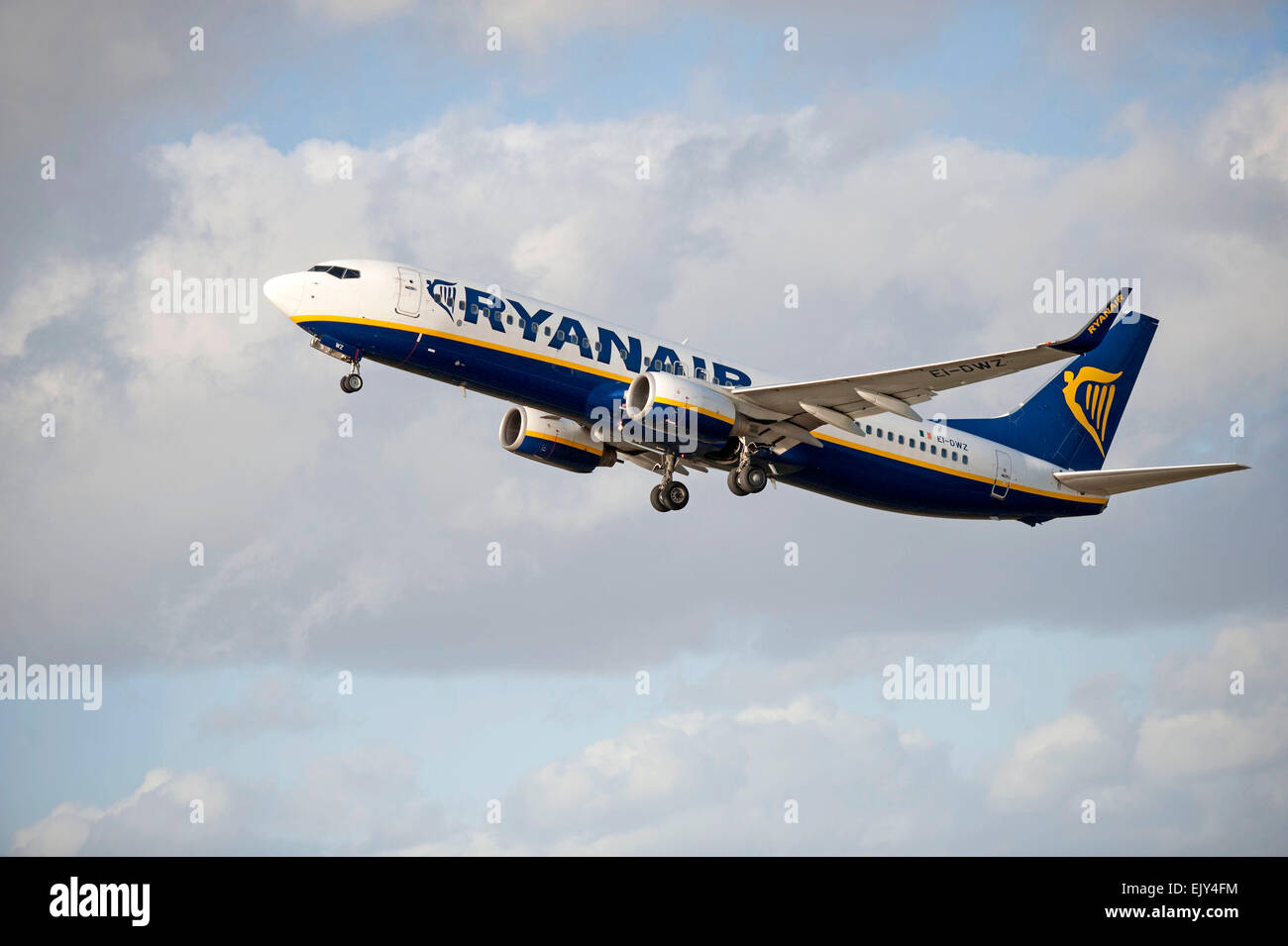 Ryanair plane taking off hi-res stock photography and images - Alamy