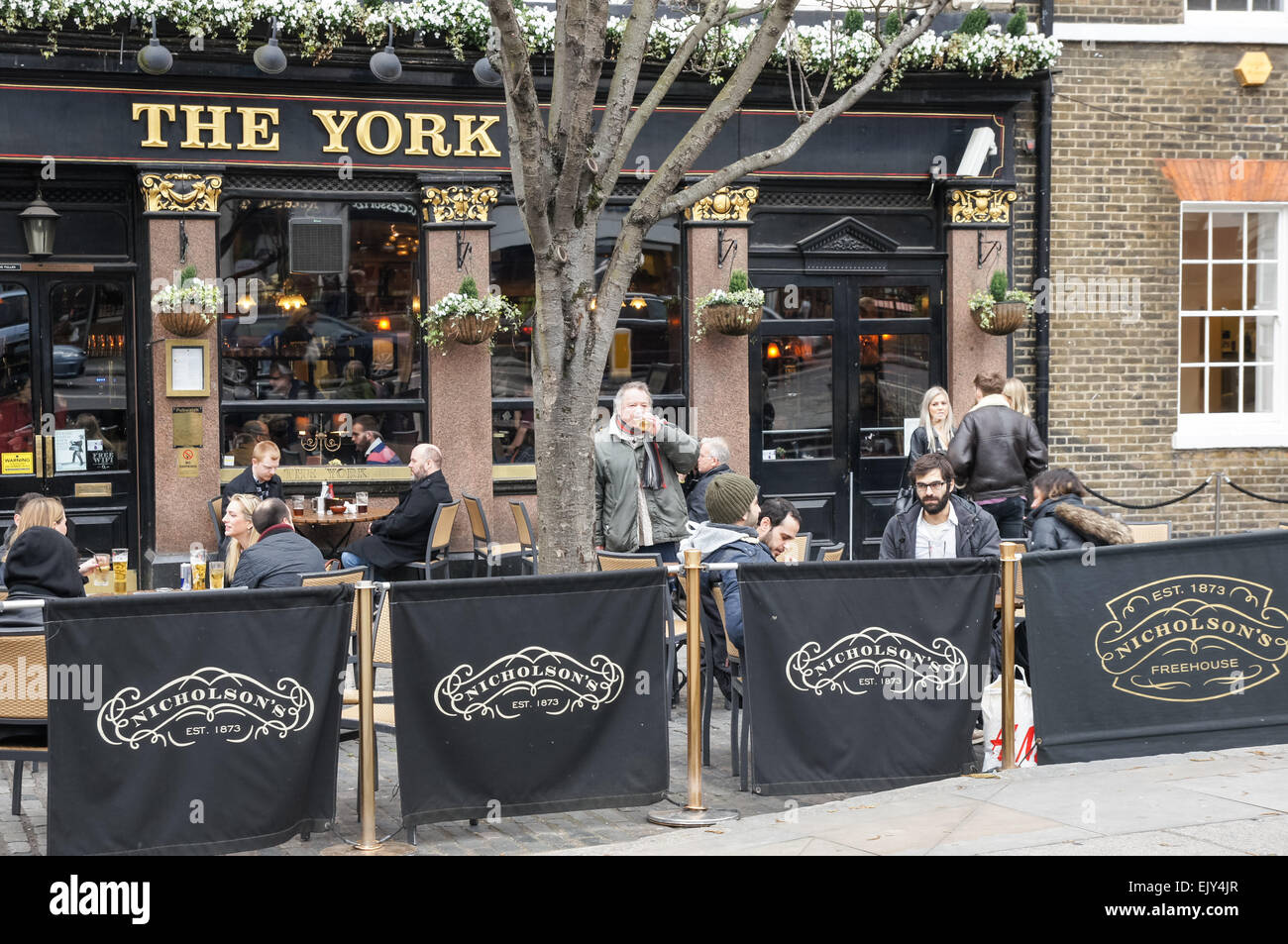 Angel islington sign hi-res stock photography and images - Alamy