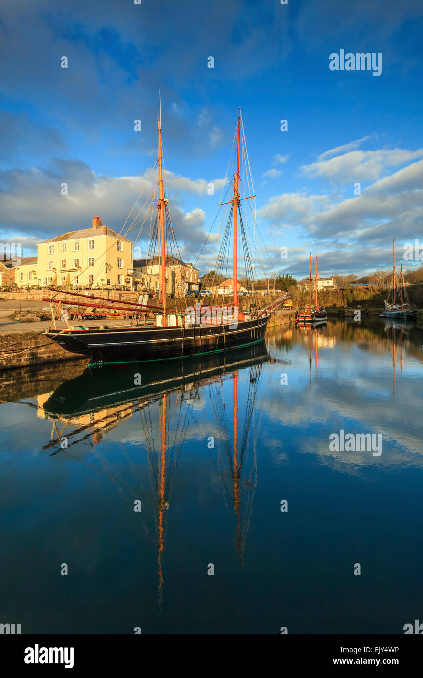 Tall ships charlestown cornwall hi-res stock photography and images - Alamy