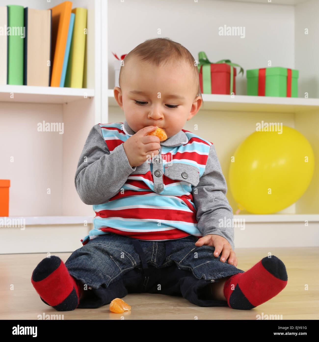 Child eating orange fruit hi-res stock photography and images - Alamy