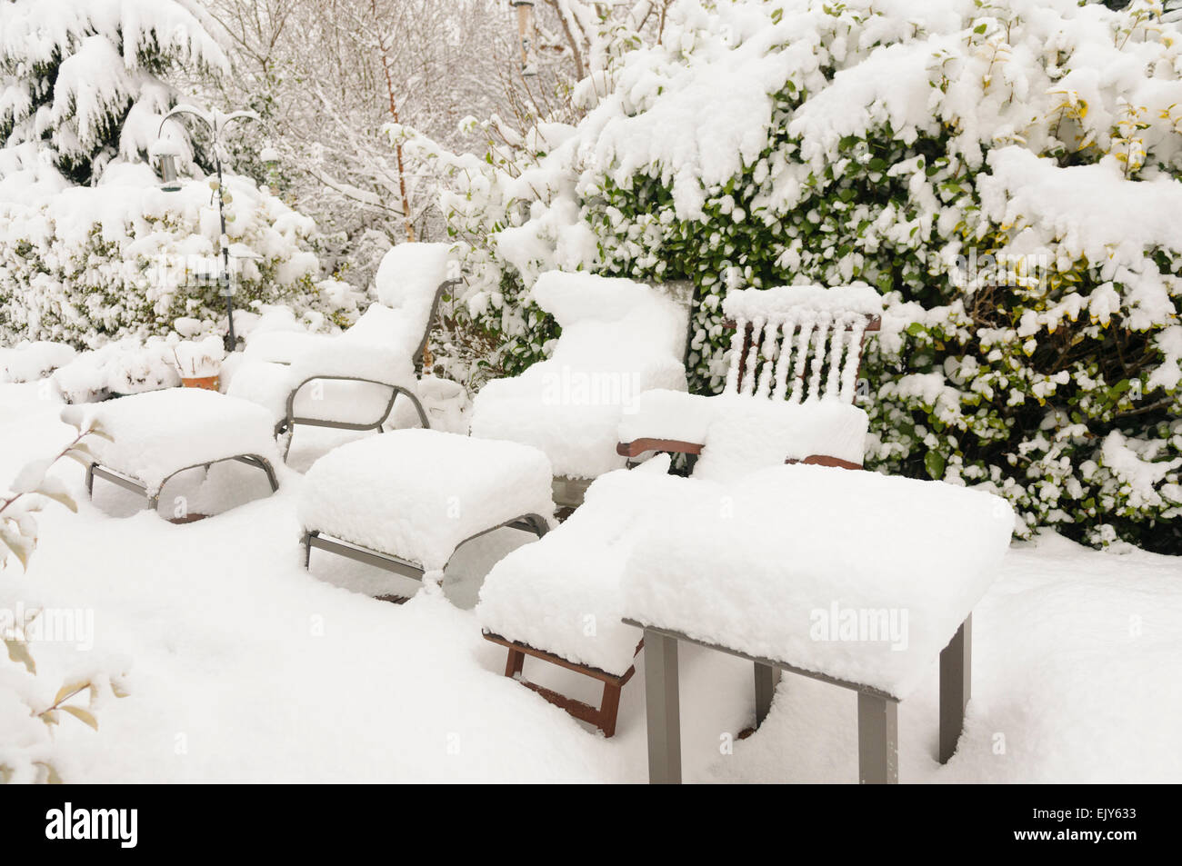 Garden bench and patio hi-res stock photography and images - Alamy