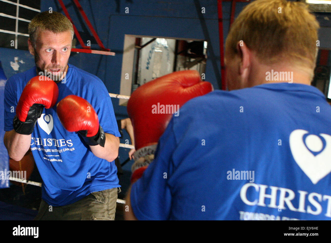 Robert Turner (right) spars with Bez at the Collyhurst boxing gym Stock ...