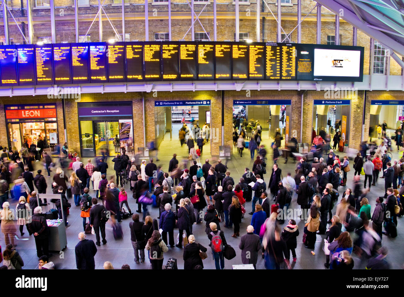 Kings cross station departure board hi-res stock photography and images ...