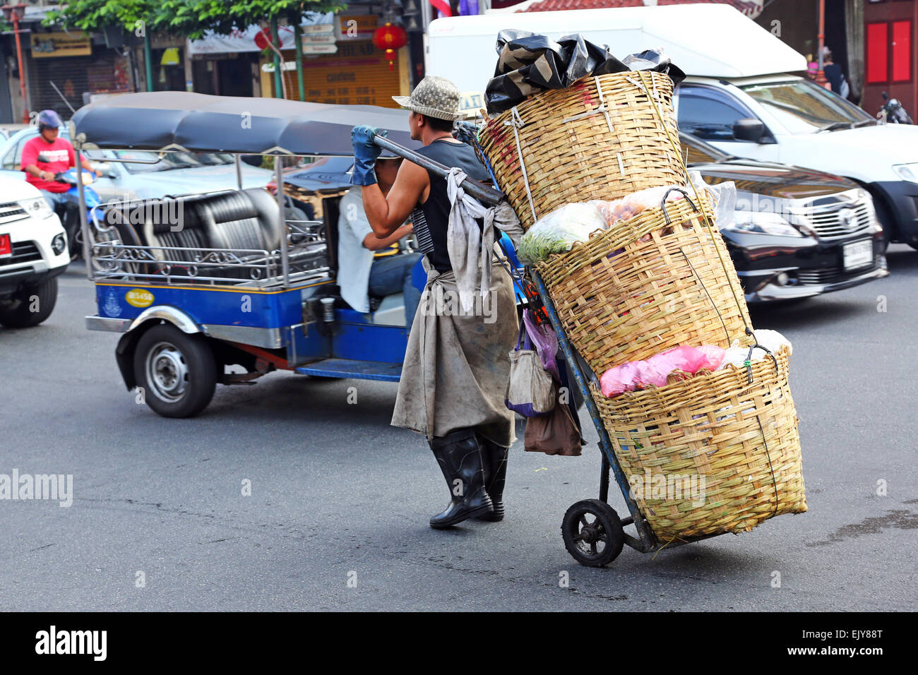 Thai street worker hi-res stock photography and images - Alamy