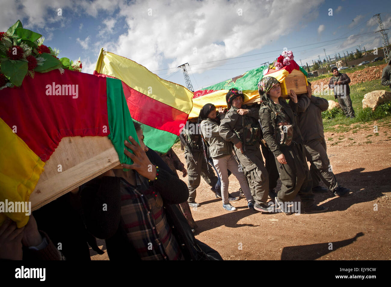 Kobane, Syria. 2nd Apr, 2015. People carry the coffins of Kurdish ...
