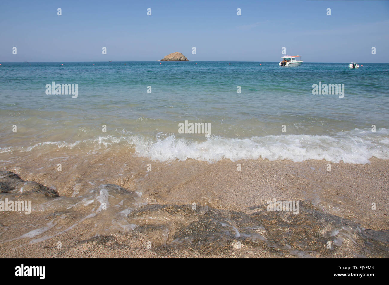 Sandy ocean coast in a sunny day Stock Photo - Alamy