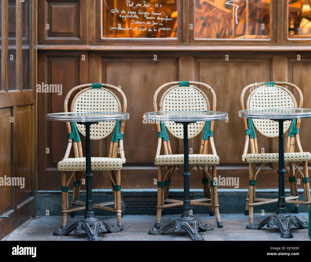 Sidewalk cafe in paris hi-res stock photography and images - Alamy