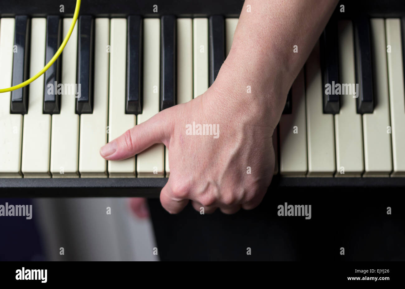Carrying a synthesizer keyboard Stock Photo - Alamy