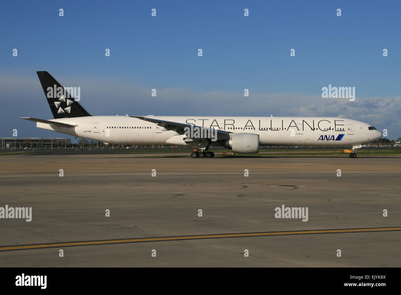 ANA STAR ALLIANCE ALL NIPPON 777 Stock Photo - Alamy