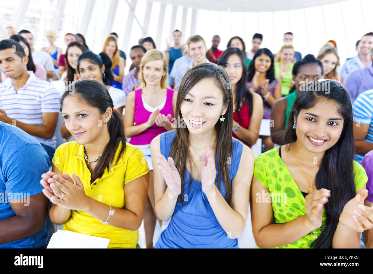 Audience clapping children hi-res stock photography and images - Alamy