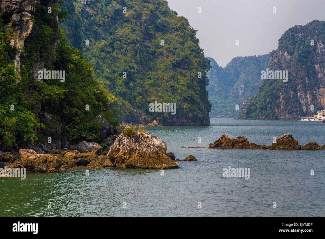 Small limestone rocks in Halong Bay Stock Photo - Alamy