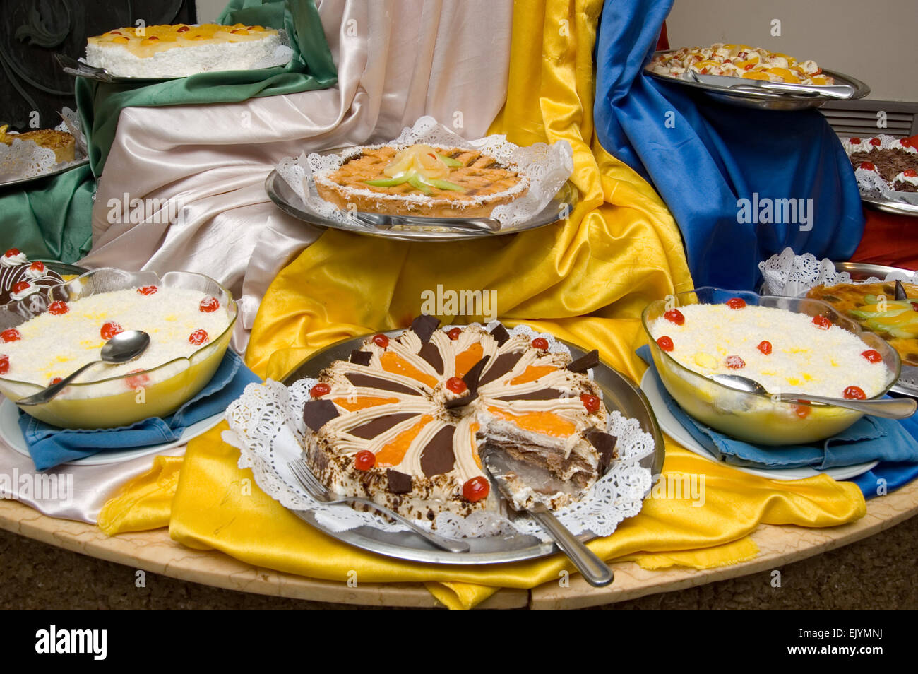 Cake cakes fat overweight hi-res stock photography and images - Alamy