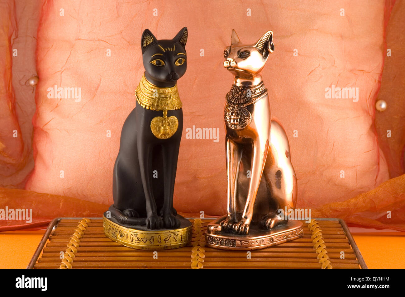 Statue two cats hi-res stock photography and images - Alamy