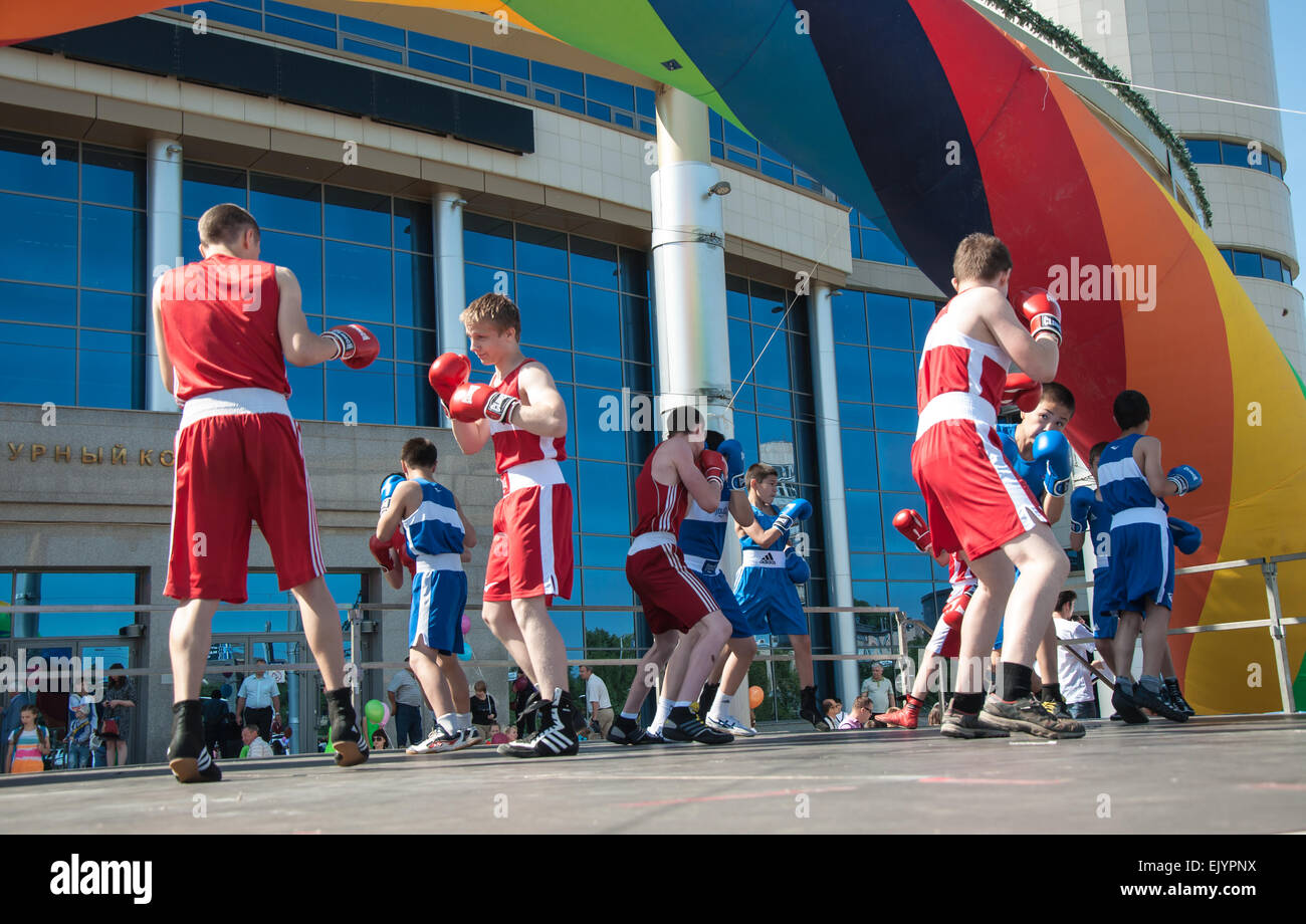 Boxing boys hi-res stock photography and images - Alamy