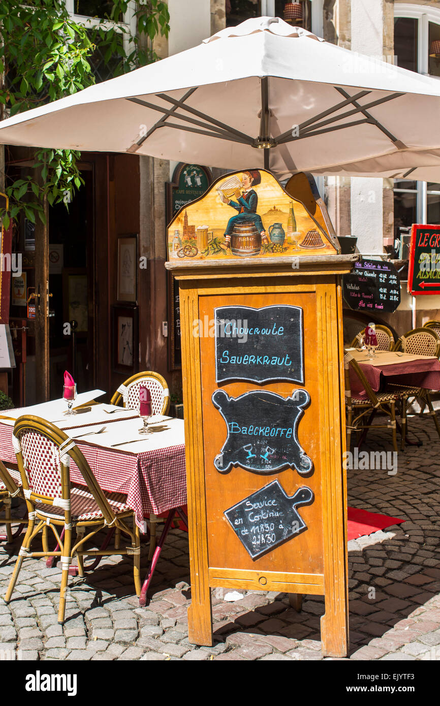 Cafe street tables and chairs hi-res stock photography and images - Alamy
