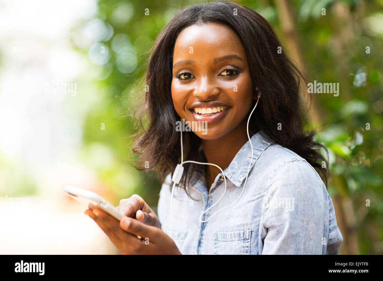 African woman with phone hi-res stock photography and images - Alamy