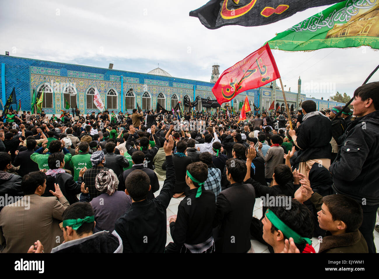 Shia Muslims listening the festive sermon and beating themselves in ...