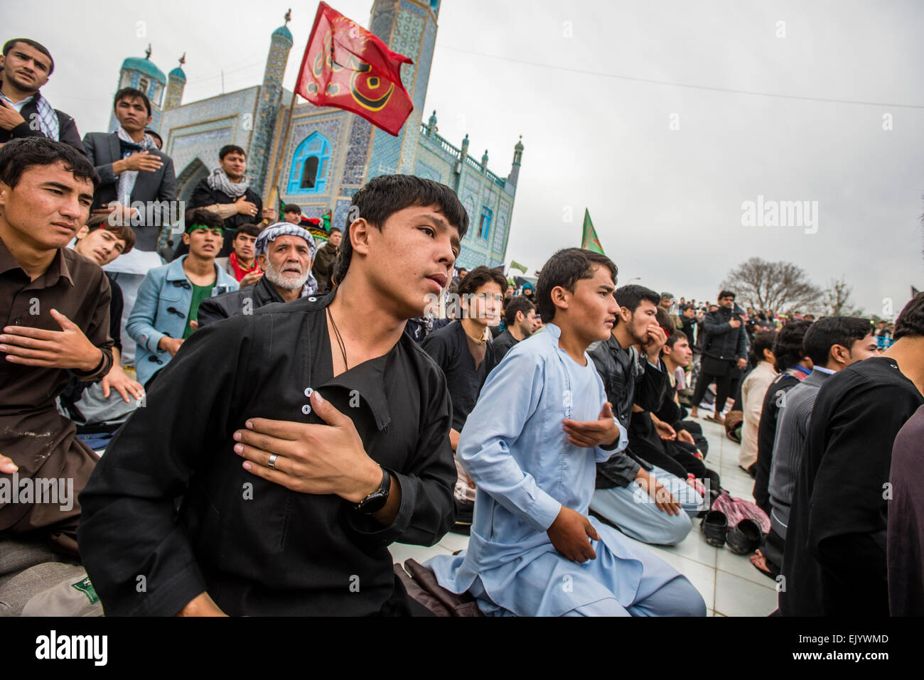 Shia Muslims listening the festive sermon and beating themselves in ...