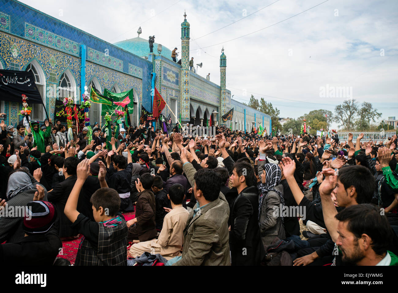 Shia Muslims listening the festive sermon and beating themselves in ...