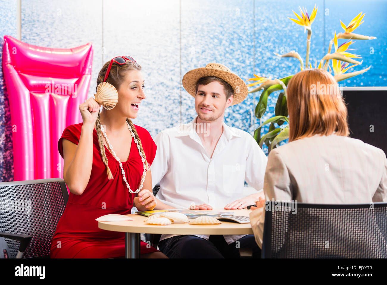 Shell lei hi-res stock photography and images - Alamy