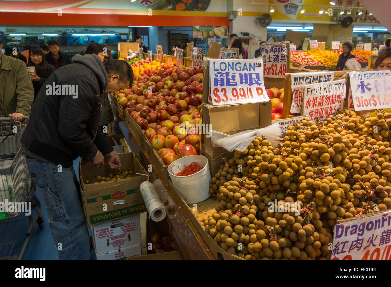 New world market flushing new york hi-res stock photography and images ...