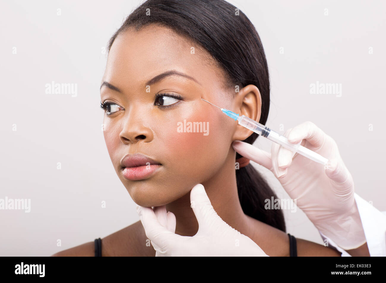 African doctor injecting hi-res stock photography and images - Alamy