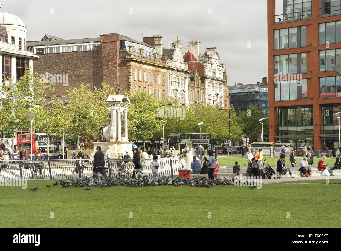 Queen victoria statue piccadilly gardens hi-res stock photography and images - Alamy