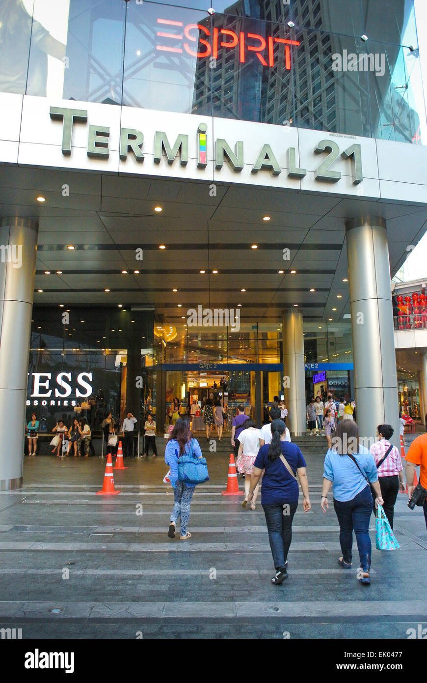 Bangkok terminal 21 shopping centre hi-res stock photography and images ...