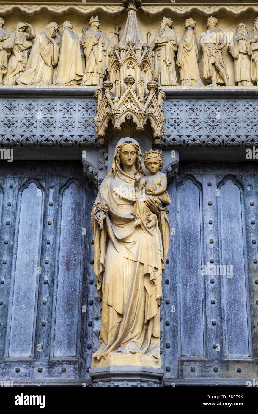 Madonna and child above the main entrance to Westminster Abbey in ...
