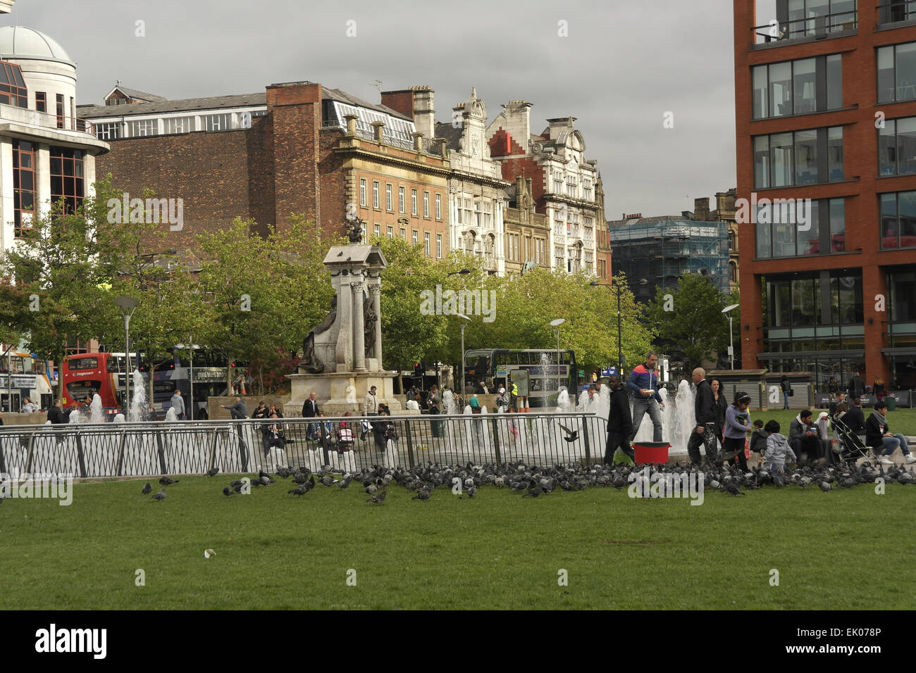 Queen victoria statue piccadilly gardens hi-res stock photography and images - Alamy