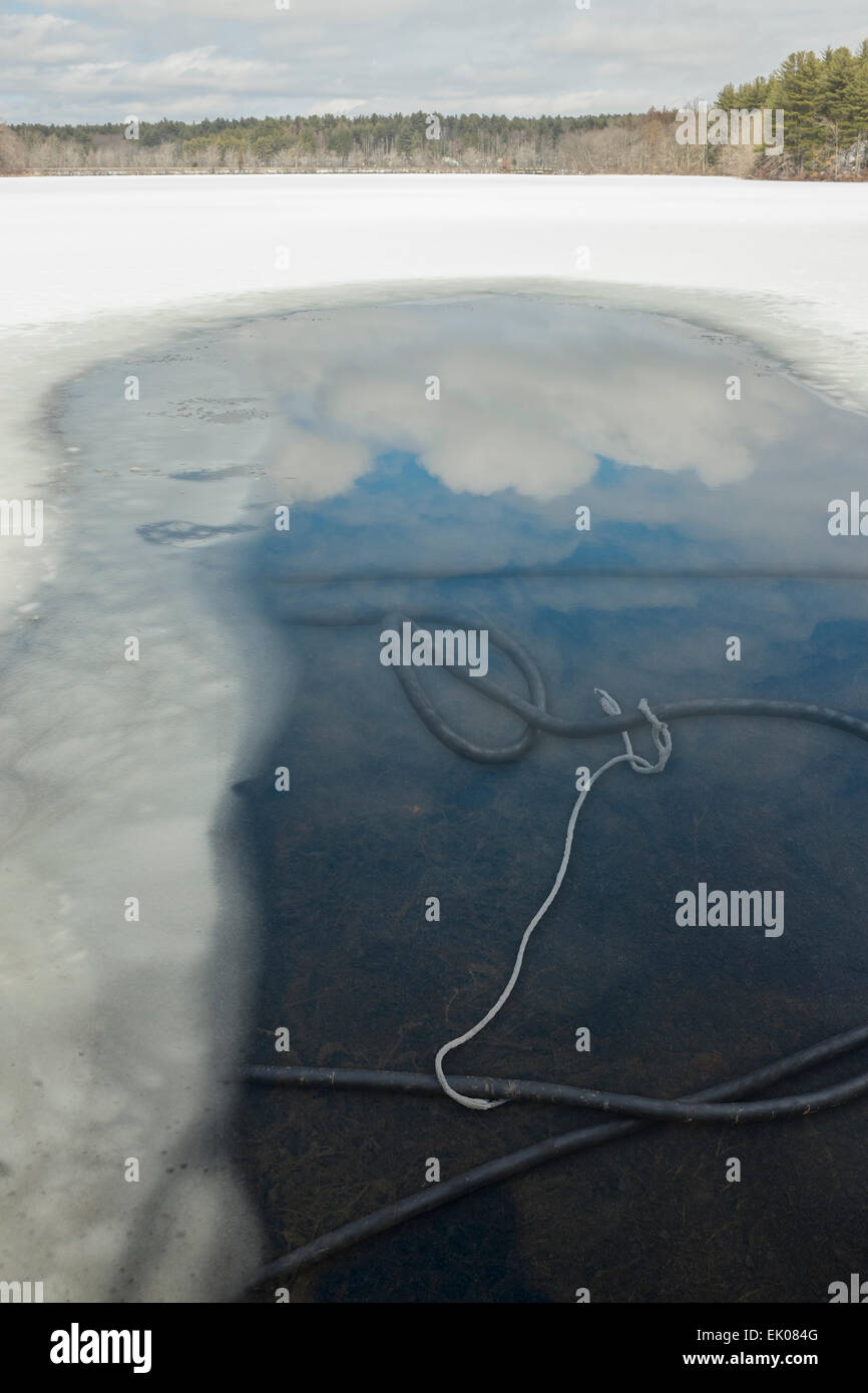 Cable in water hi-res stock photography and images - Alamy