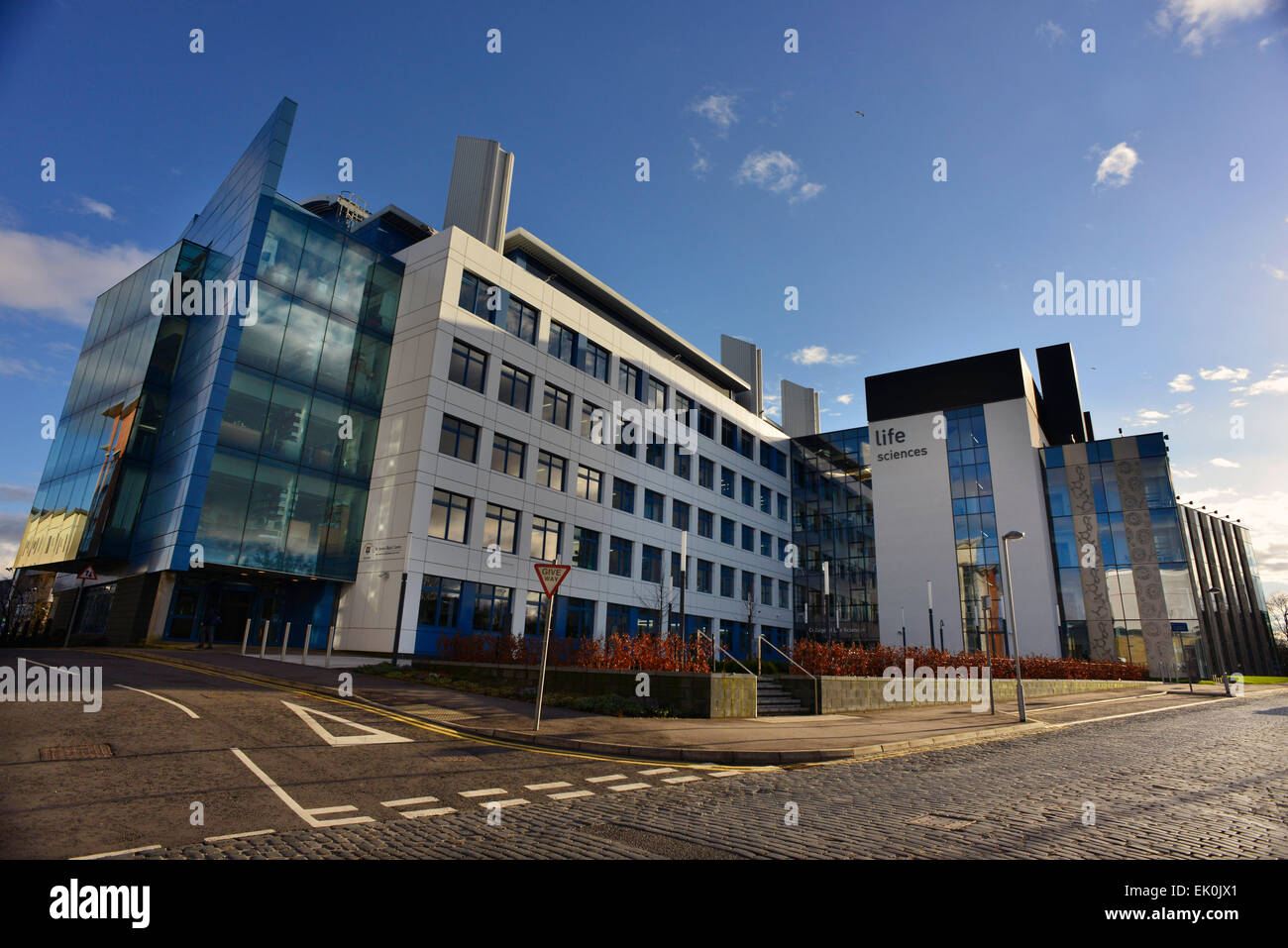 Dundee University School of Life Sciences, Discovery Centre for ...