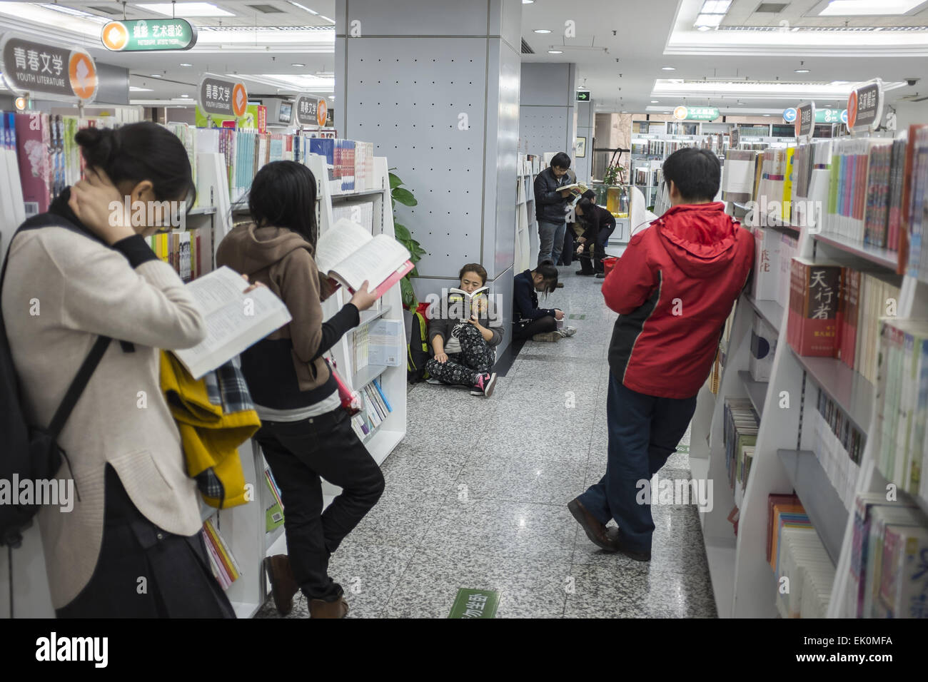 Beijing, China. 28th Mar, 2015. People are in Beijing Books Building ...